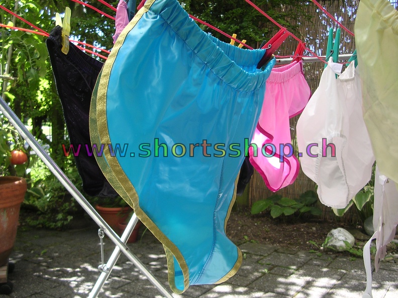Plastik Short hellblau und rosa